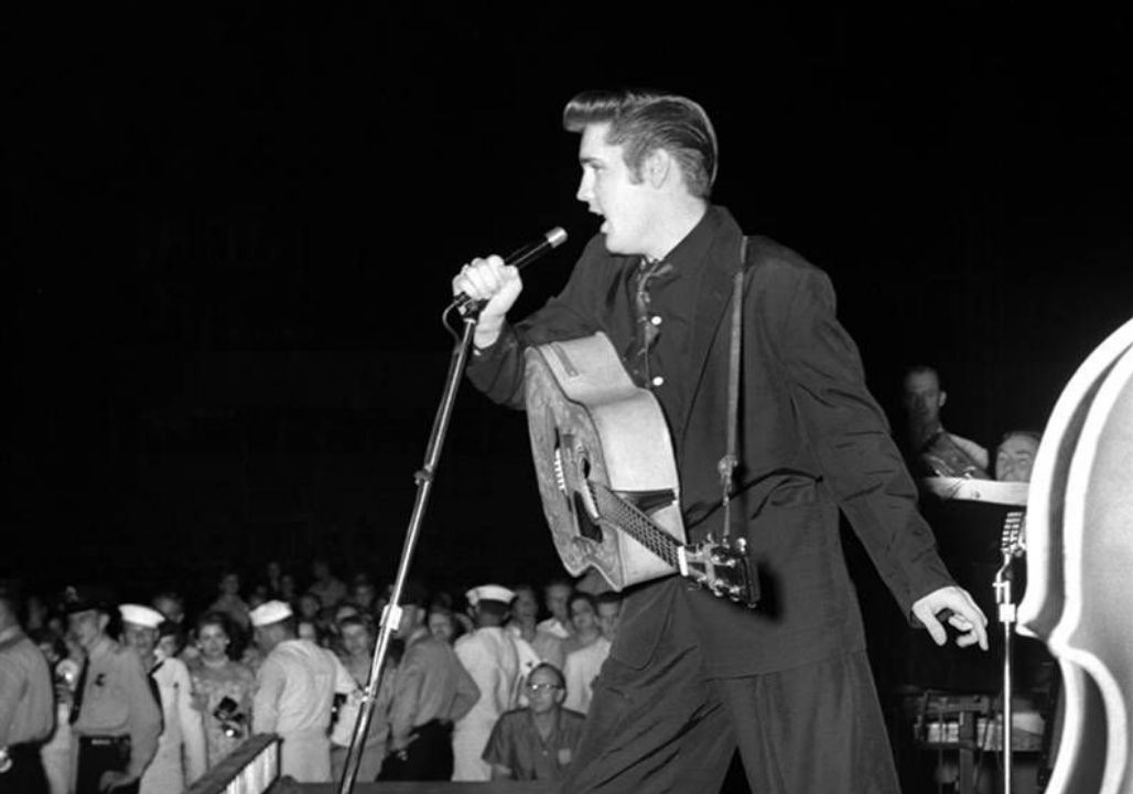 Elvis Presley - Crying in the Chapel - Timeless Music