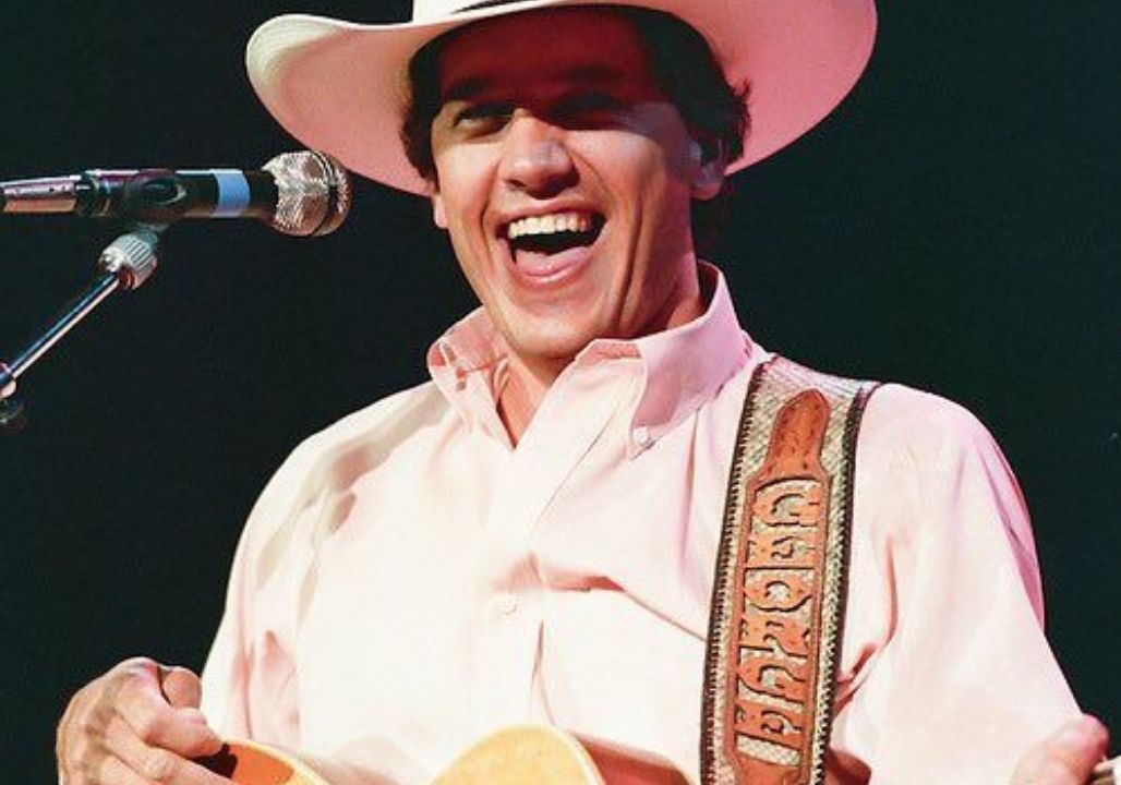 George Strait - If You're Thinking You Want a Stranger (There's One ...