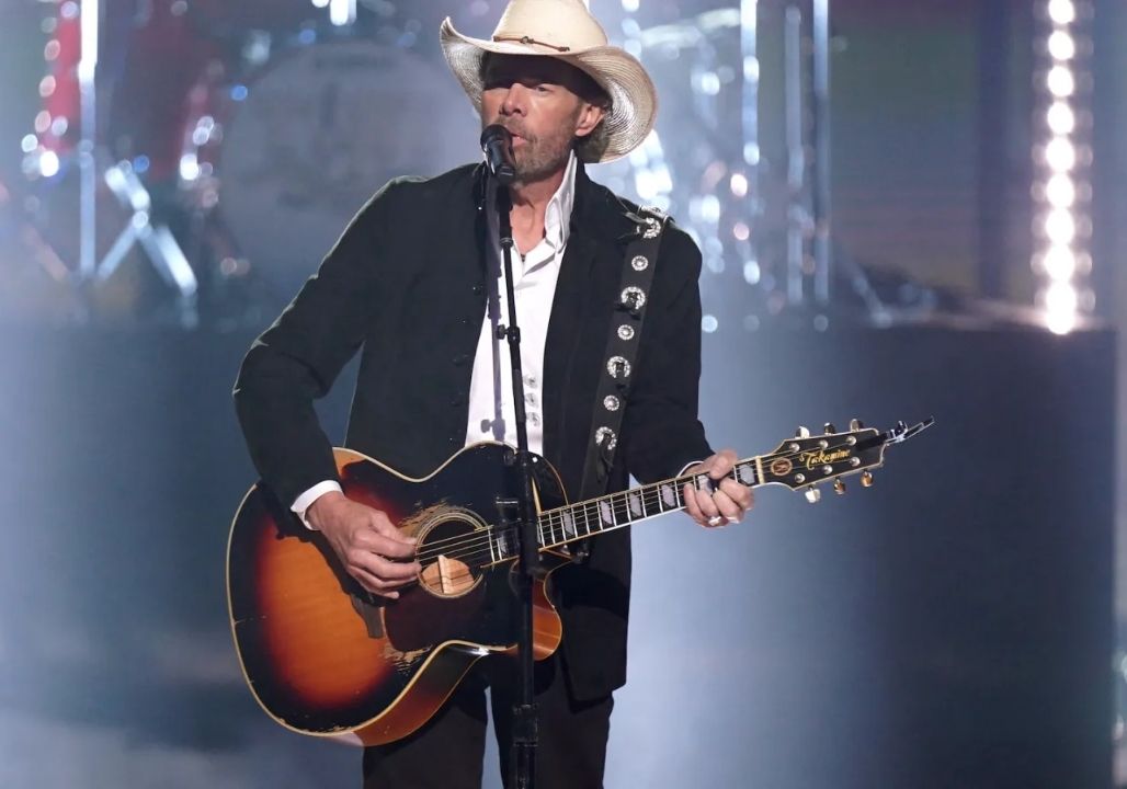 Toby Keith Brings His Mom Out on Stage for Final Performance . A ...