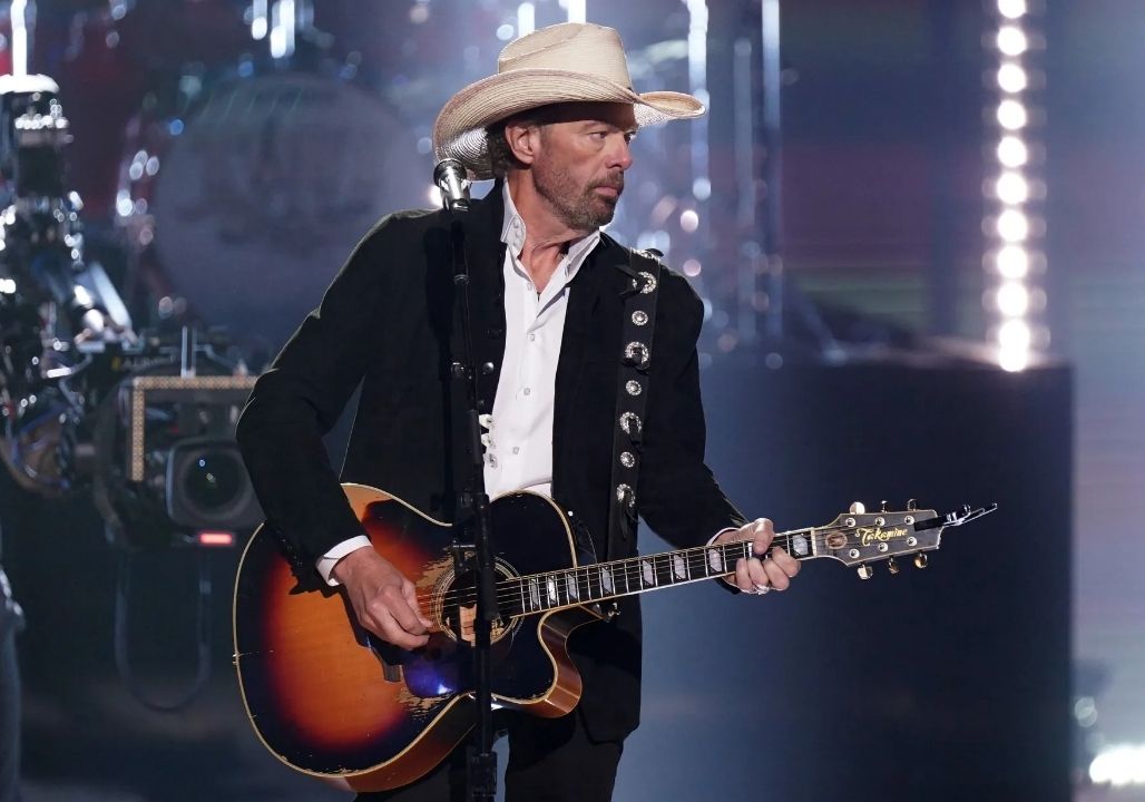 This wasn’t just a funny moment — it was a brave one. Toby Keith, mid ...