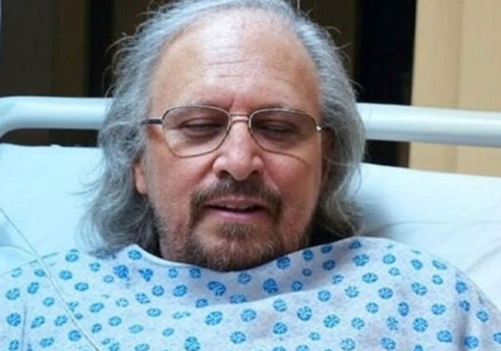 At 78, Barry Gibb has FINALLY confessed his serious health condition ...